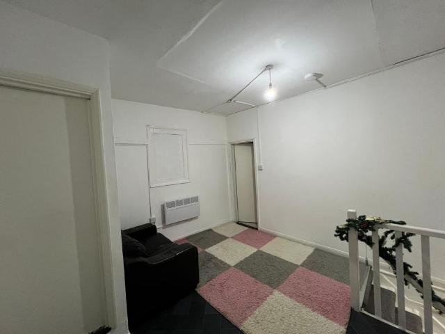 Stoke Newington High Street, London N16 2 bed flat to rent £2,000 pcm £462 pw