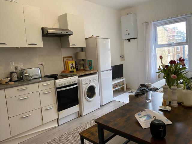 Stoke Newington High Street, London N16, 2 bed flat to rent, £2,100 pcm | PrimeLocation