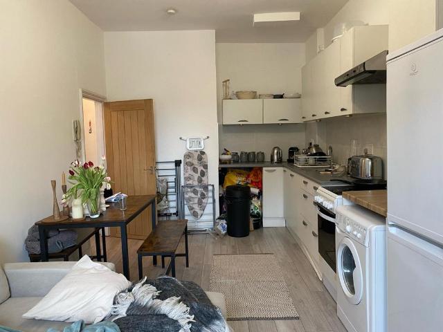 Stoke Newington High Street, London N16 2 bed flat to rent £2,100 pcm £485 pw