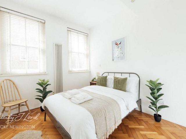 Stoke Newington High Street, LONDON 2 bed apartment to rent £2,700 pcm £623 pw