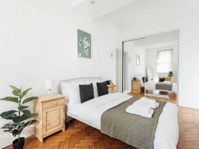 Stoke Newington High Street, LONDON 2 bed apartment to rent £2,700 pcm £623 pw
