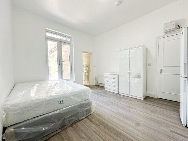 Stoke Newington Road, London N16, Studio to rent, £1,550 pcm | PrimeLocation