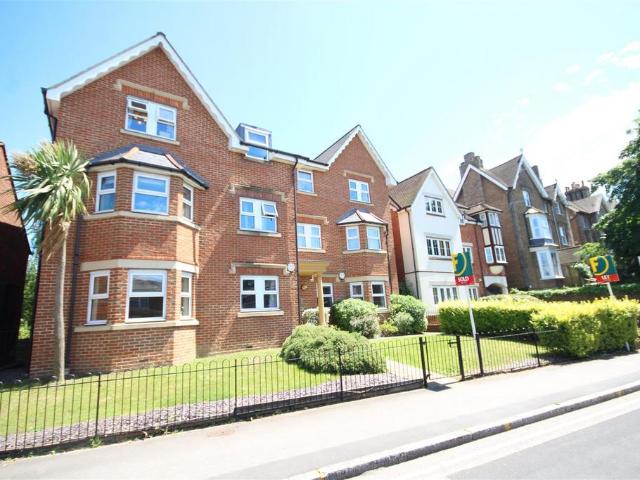 Stoke Road, Guildford 2 bed flat to rent £1,675 pcm £387 pw