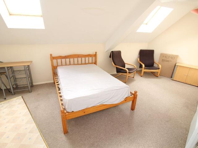 Stoke Road, Guildford GU1, Studio to rent, £1,000 pcm | PrimeLocation