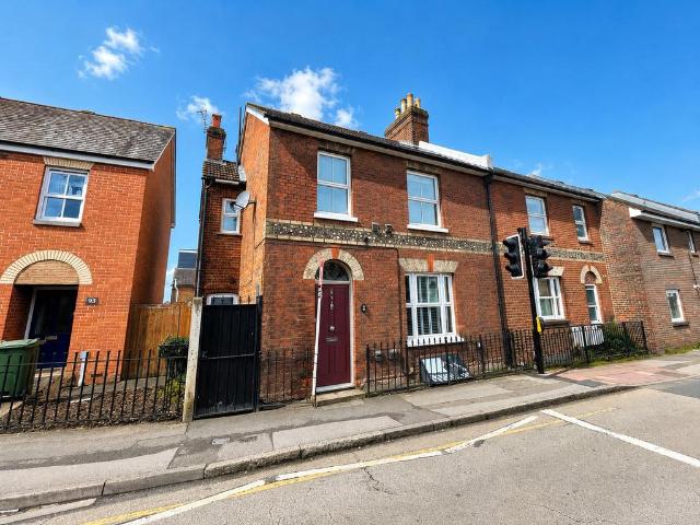 Stoke Road, Guildford, Surrey, GU1 2 bed penthouse to rent £1,995 pcm £460 pw