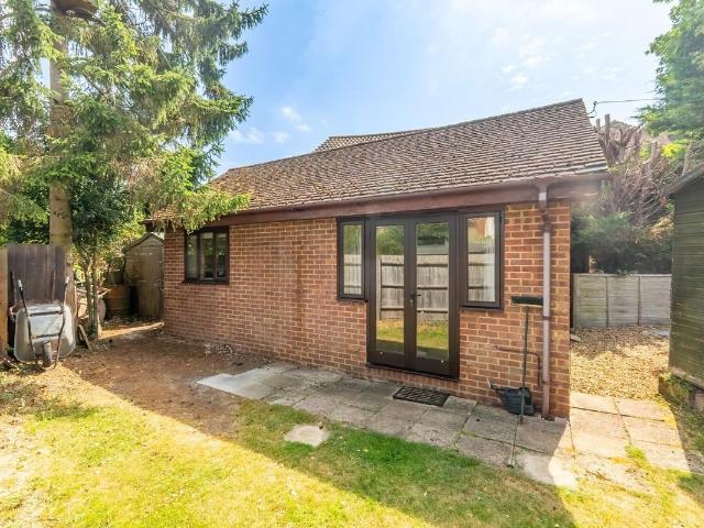 Stoke Road, Leighton Buzzard LU7, 1 bed bungalow to rent, £1,000 pcm | PrimeLocation