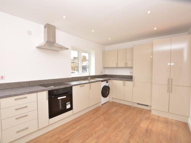 Stoke Road, Slough 2 bed apartment to rent £1,425 pcm £329 pw