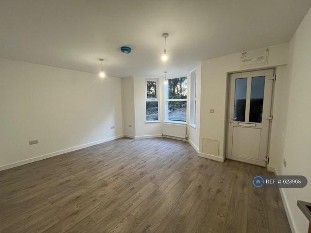 Stoke Road, Slough, SL2 1 bed flat to rent £1,275 pcm £294 pw
