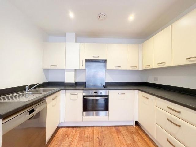 Stoke Road, Slough, SL2 1 bed flat to rent £1,325 pcm £306 pw