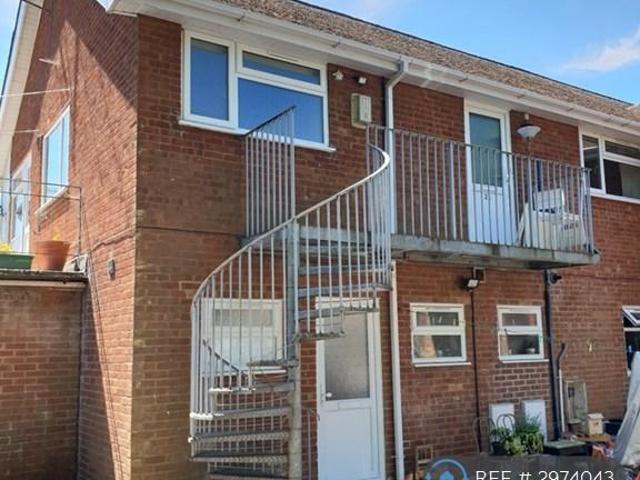Stokenchurch, High Wycombe, HP14 2 bed flat to rent £1,050 pcm £242 pw