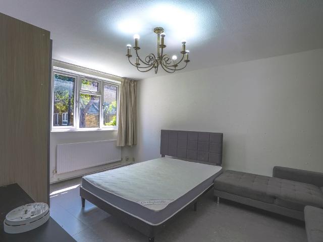 Stondon Walk, London E6, Room to rent, £925 pcm | PrimeLocation