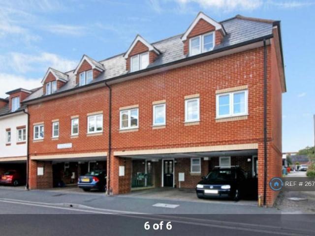 Stone Terrace, Farnborough, GU14 2 bed end of terrace house to rent £1,395 pcm £322 pw