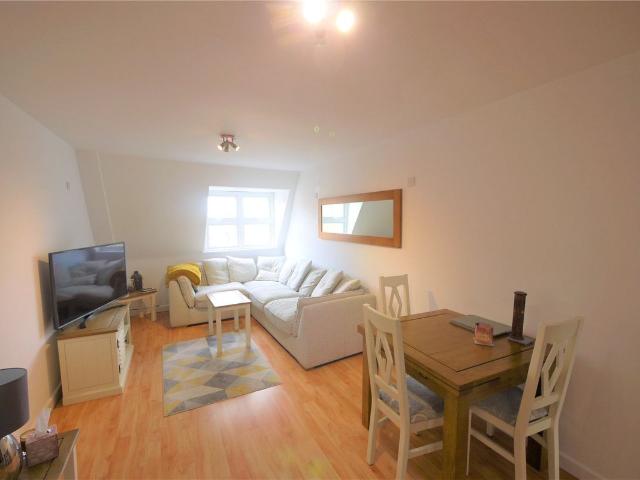 Stone Yard, Western Gardens, Brentwood CM14, 2 bed flat to rent, £1,300 pcm | PrimeLocation