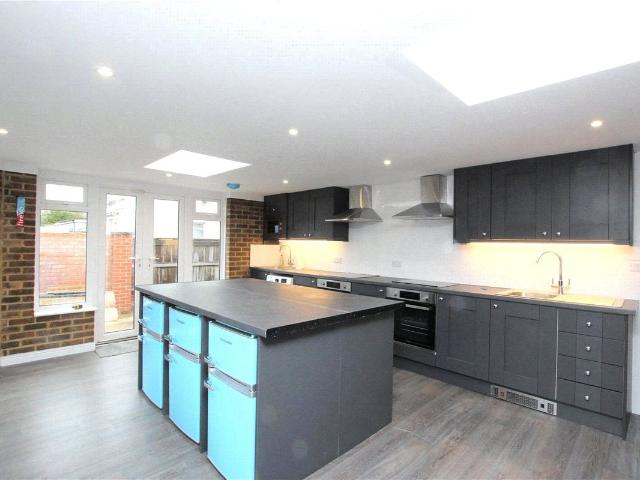 Stone Lane, Worthing, West Sussex BN13, Room to rent, £825 pcm | PrimeLocation