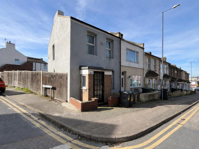 Stonebridge Road, Northfleet, Gravesend DA11, 2 bed end terrace house to rent, £1,350 pcm | PrimeLocation