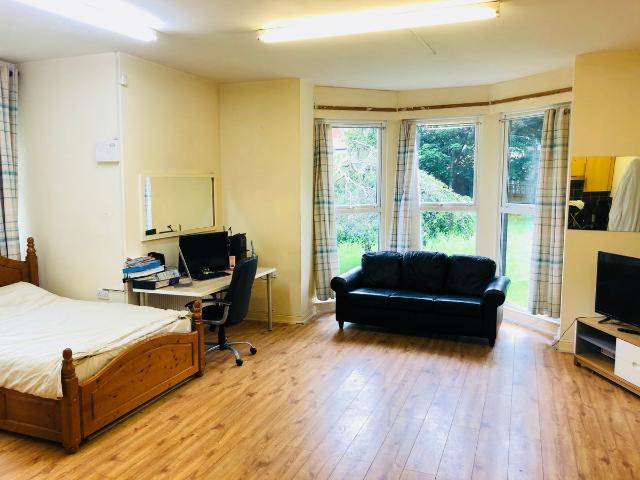 Stonegate Road, Flat 2, 62, Leeds LS6, Studio to rent, £719 pcm | PrimeLocation