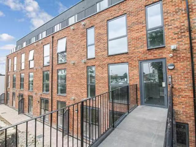 Stonegate Road, Northgate House. 2 bed flat £1,195 pcm £276.
