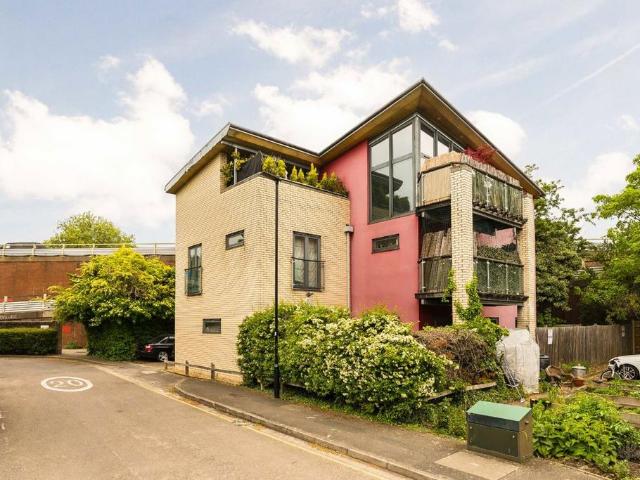 Stonehill Road, London W4 2 bed flat to rent £2,349 pcm £542 pw