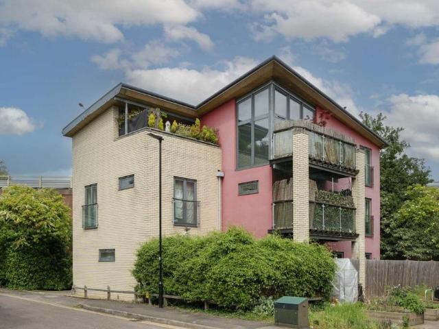 Stonehill Road, London W4 2 bed flat to rent £2,500 pcm £577 pw