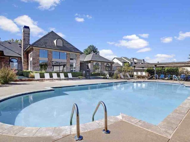 Stoneleigh on May Apartment Homes 2 Bedroom Apartment for Rent at 14300 N May Ave, Oklahoma City, OK 73134