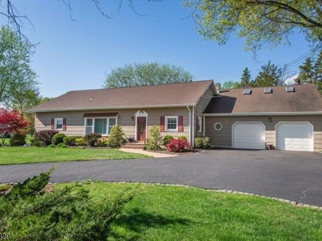 Stonewyck Dr, Hillsborough Twp, Home For Sale