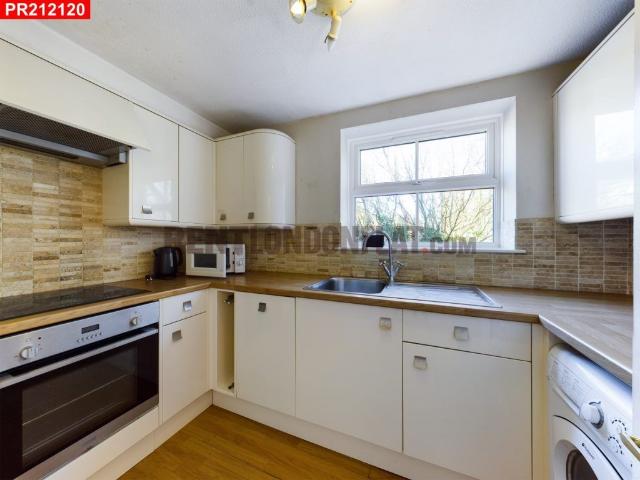 Stoneyard Lane, London E14, 2 bed flat to rent, £2,201 pcm | PrimeLocation