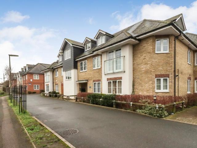 Stoneylands Road, Egham TW20 2 bed flat to rent £1,800 pcm £415 pw