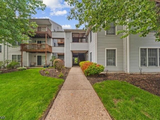 Stonyridge Dr, Lincoln Park, Condo For Sale