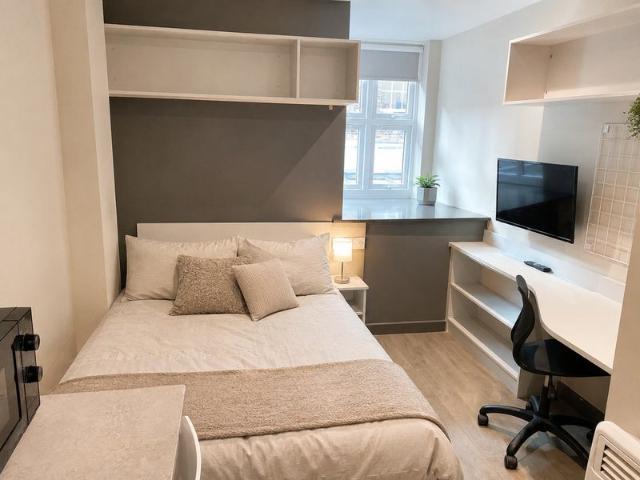 STOP!Studio flat at £204PW