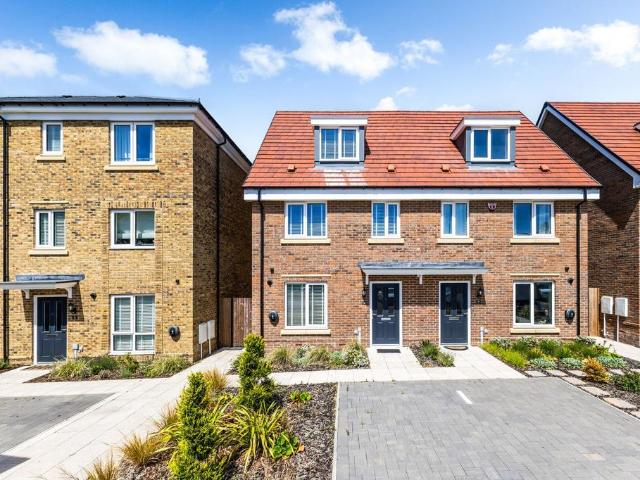 Stopes Road, Ascot, Berkshire 3 bed semi detached house to rent £2,850 pcm £658 pw