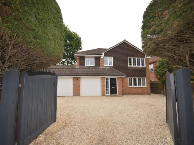 Stopples Lane, Hordle, Lymington. 4 bed detached house to rent £2,495 pcm £576 pw