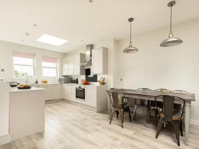 Stormont Road, Battersea, SW11 3 bed apartment for sale £825.