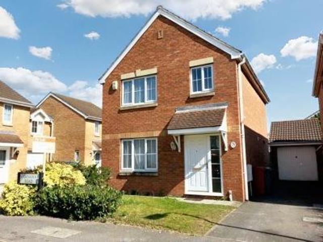 Stornaway Road, Slough SL3 3 bed detached house to rent £2,250 pcm £519 pw