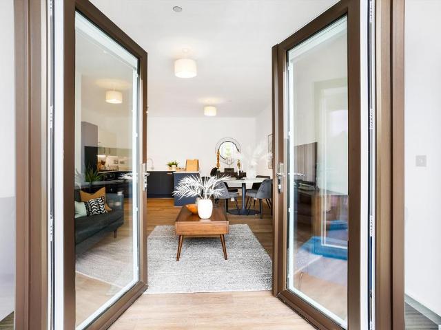 Station Avenue, Walton on Thames. 2 bed flat to rent £2,464 pcm £569 pw