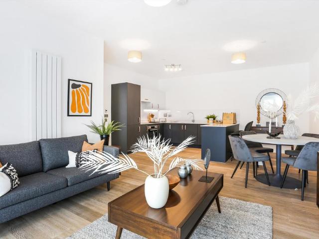 Station Avenue, Walton on Thames. 2 bed flat to rent £2,559 pcm £591 pw