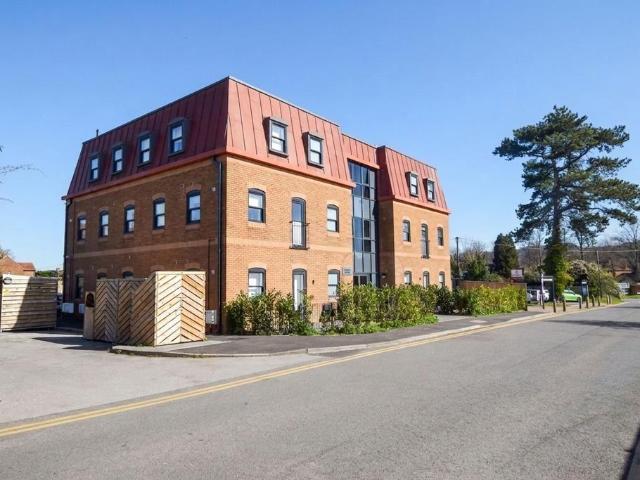 Station Approach, Buckinghamshire HP27 2 bed apartment to rent £1,550 pcm £358 pw
