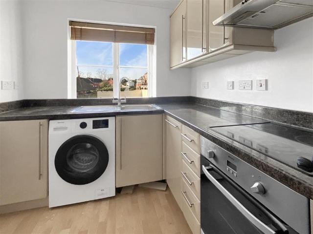 Station Approach, Braintree 2 bed apartment to rent £1,050 pcm £242 pw