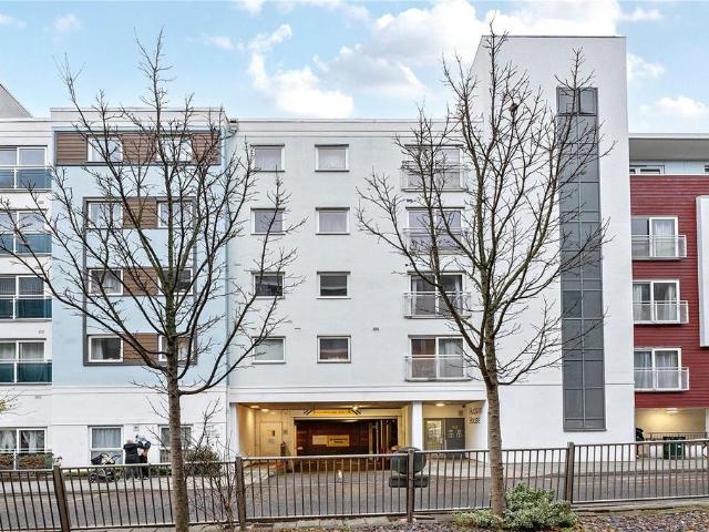 Station Approach, Epsom, KT19 2 bed flat to rent £1,700 pcm £392 pw
