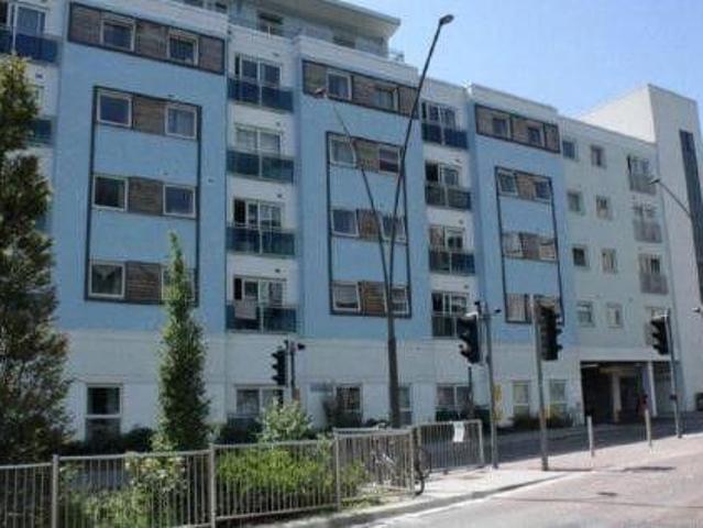 Station Approach, Epsom, Surrey, KT19. 2 bed apartment to rent £1,800 pcm £415 pw