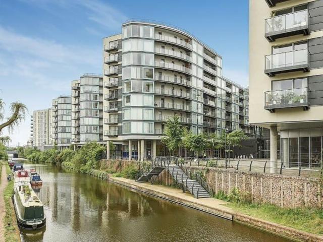 Station Approach, Hayes UB3 1 bed apartment to rent £1,795 pcm £414 pw