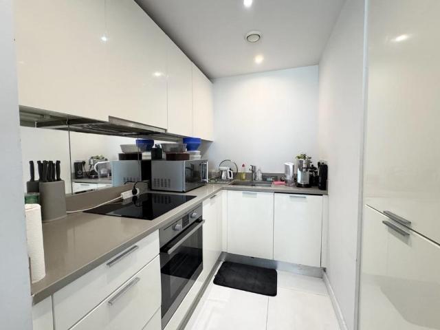 Station Approach, Hayes UB3 2 bed apartment to rent £2,000 pcm £462 pw