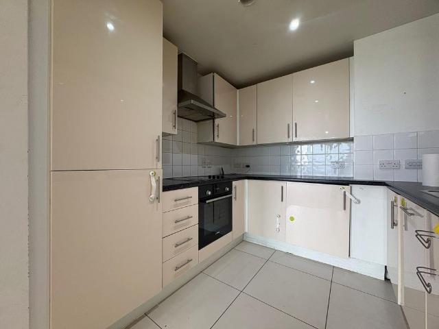 Station Approach, Hayes UB3 2 bed flat to rent £2,150 pcm £496 pw