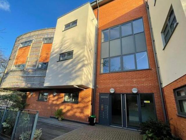 Station Approach, London, 3 Bedroom Apartment