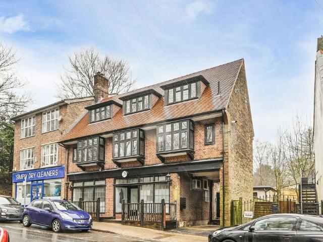 Station Approach, Sutton, Tadworth, KT20 3 bed flat to rent £2,300 pcm £531 pw