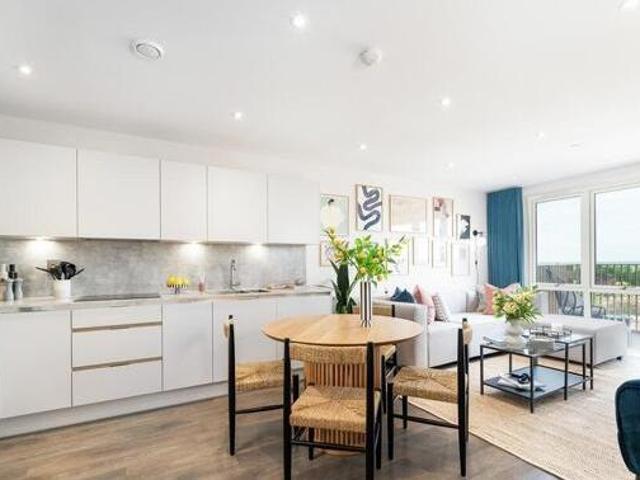Station Approach, South Oxhey, 2 Bedroom Apartment