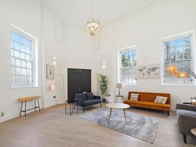 Station Approach, Tadworth, 2 Bedroom Flat