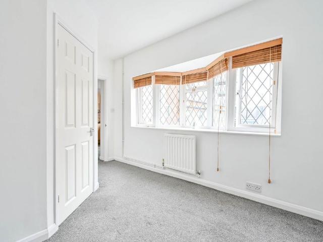 Station Approach, West Byfleet KT14, 1 bed flat to rent, £1,200 pcm | PrimeLocation