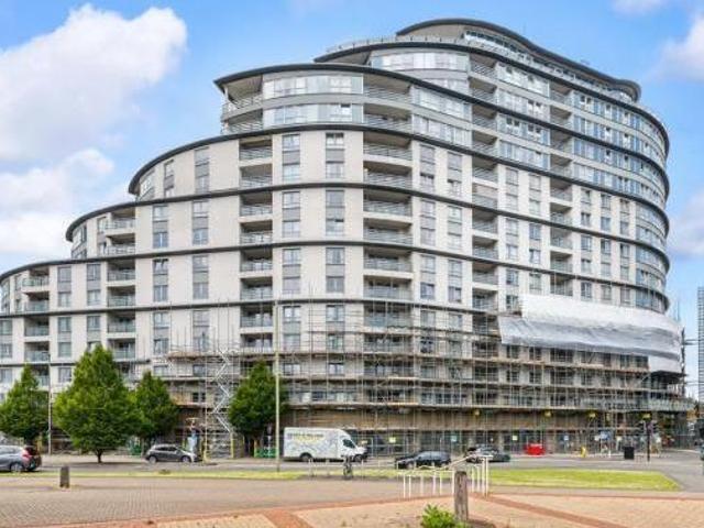 Station Approach, Woking, 2 Bedroom Flat