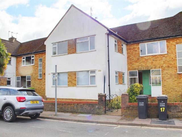Station Close, Brookmans Park AL9 2 bed maisonette to rent £1,695 pcm £391 pw