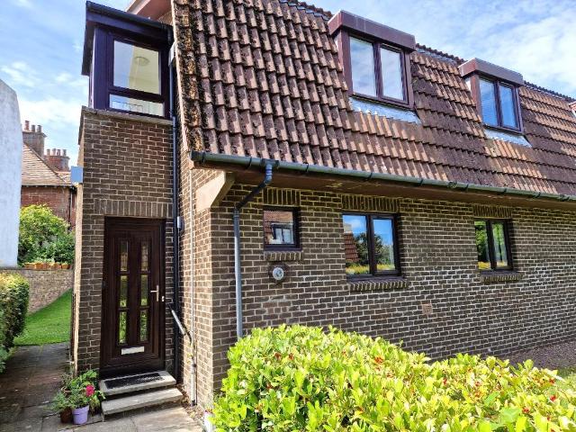 Station Court, North Berwick, East. 2 bed flat to rent £1,150 pcm £265 pw